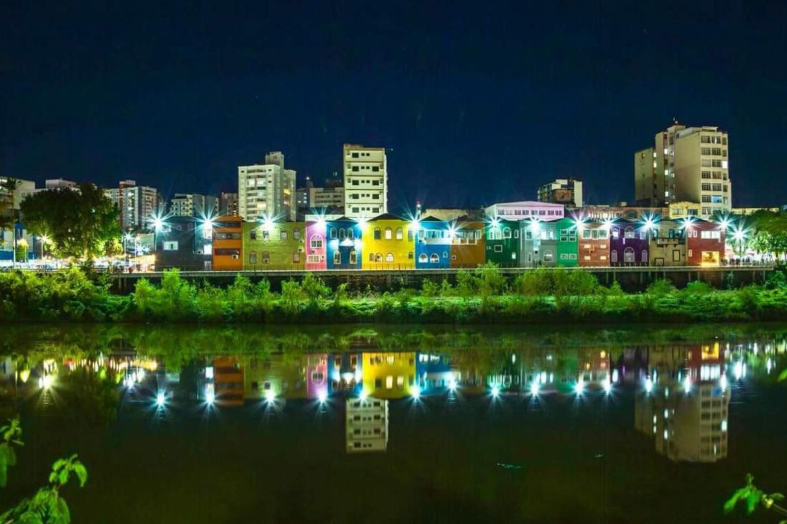 Deck da beira-rio agora está iluminado - CDL de Tubarão